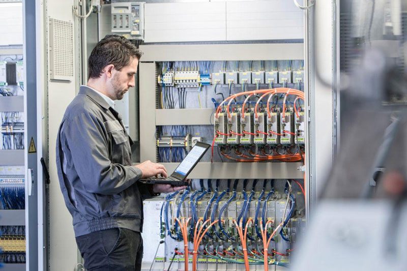 Faire face à la panne machines : le choix du partenaire service